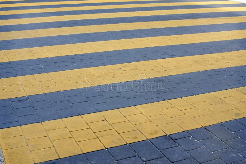 Voetgangersoversteekplaats Met Gele Strepen Stock Foto - Image of ...