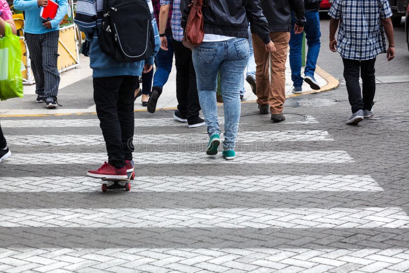 Voetgangersoversteekplaats Op Straat Stock Afbeelding - Image of buiten ...