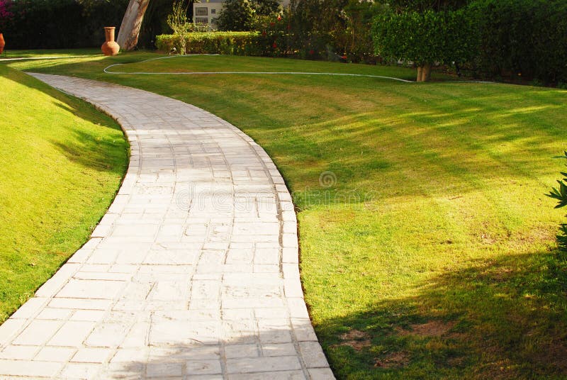 Voetpad stock foto. Image of gazon, woon, struiken, buitenkant - 13467638