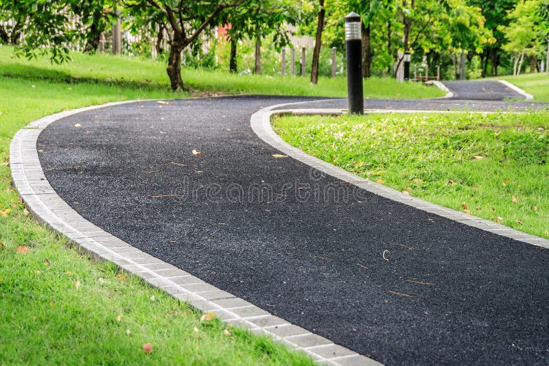 Voetpad in tuin stock afbeelding. Image of landschap - 34391139