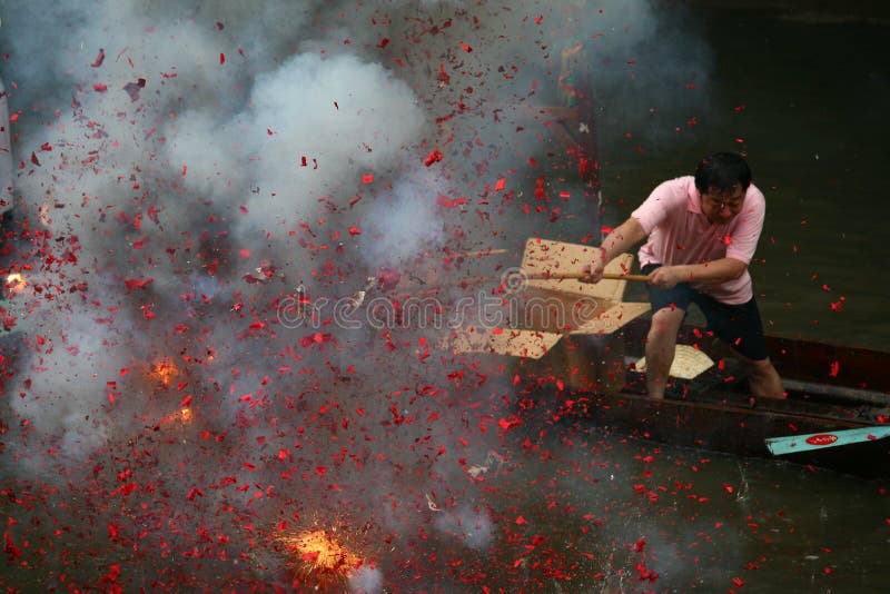 Voetzoeker Op De Boot Van De Draak Redactionele Fotografie - Image of ...