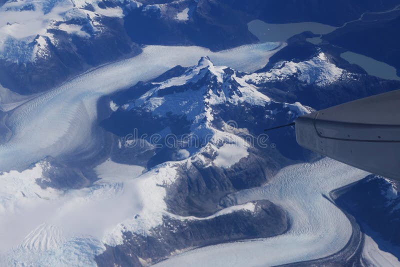 Vogelperspectief Van Gletsjer Onder De Vliegtuigvleugel Stock Foto ...