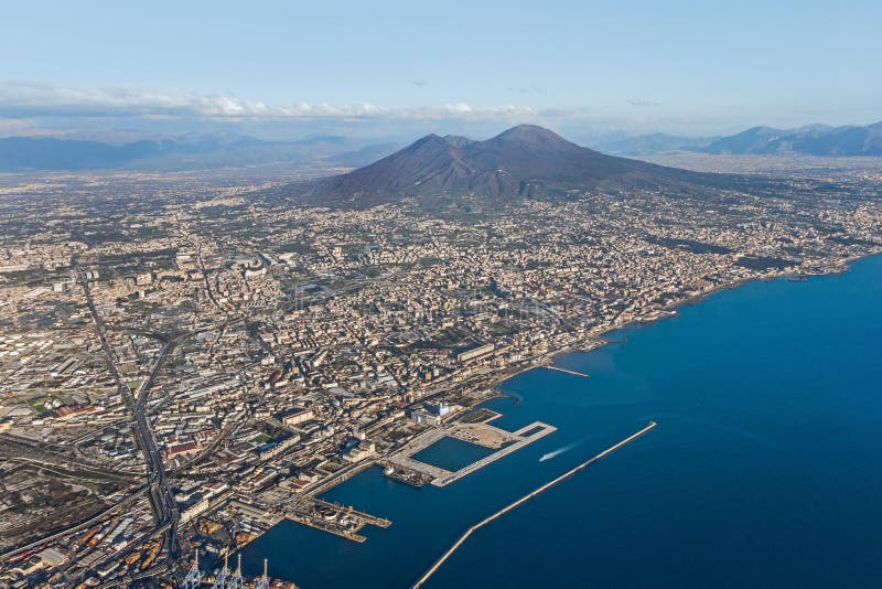 Vogelperspektive Von Vesuv-Vulkan In Neapel Stockfoto - Bild von küste ...