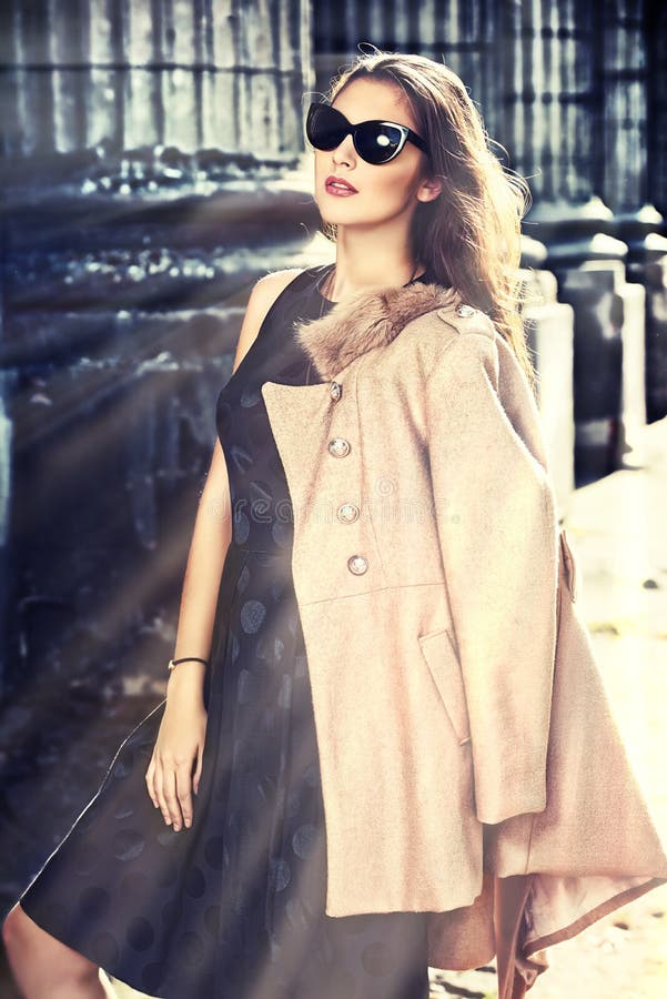 Vogue al aire libre imagen de archivo. Imagen de exterior - 34905137