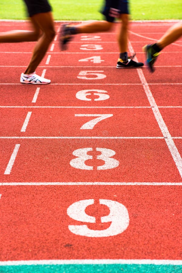 Nombres Sur La Voie Courante Rouge Avec Des Jambes De Coureur Commencez ...