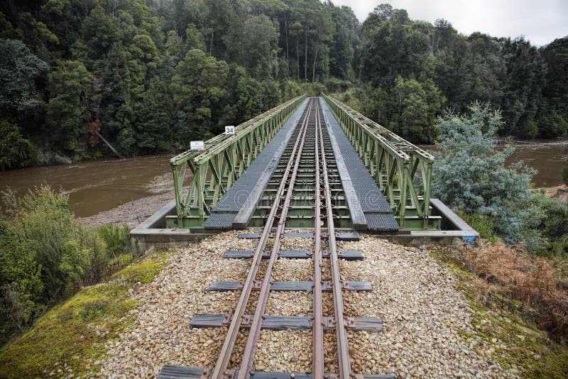 Voies et pont de train image stock. Image du centrale - 38752071