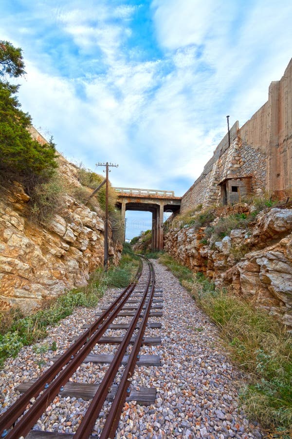 Voies et pont de train image stock. Image du centrale - 38752071