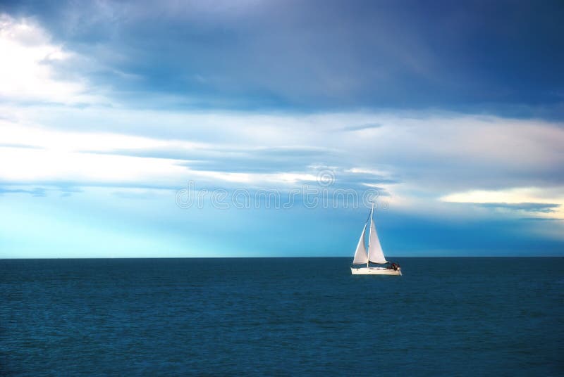 Voile en mer calme photo stock. Image du plage, horizon - 14067706