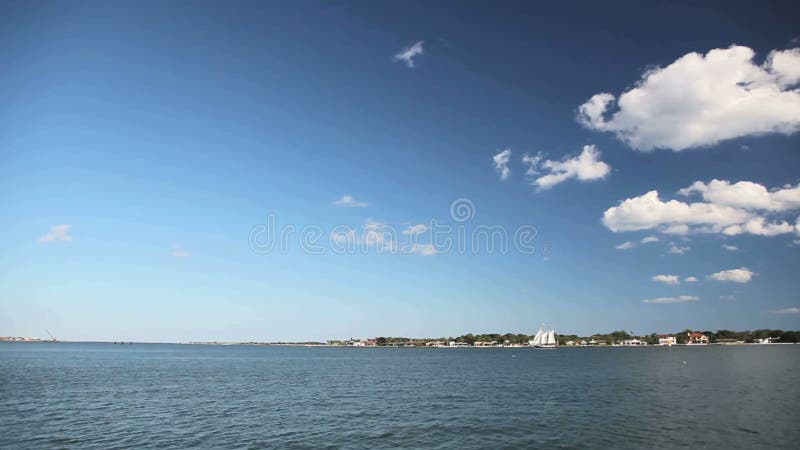 Voilier au loin clips vidéos. Video of équipage, bateau - 55419829