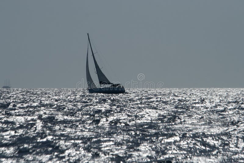 Bateau à Voiles Sur La Mer Agitée Photo stock - Image du côte, horizon ...