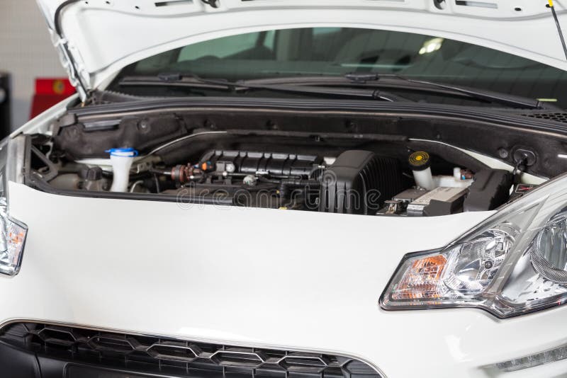 Voiture Avec Le Capot Ouvert Photos Stock - Téléchargez 1,687 Photos ...