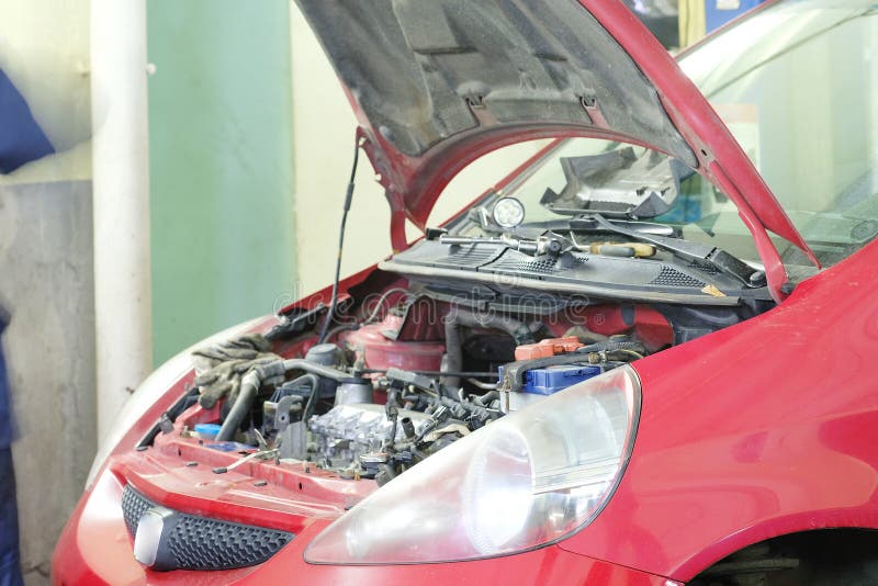 Voiture Avec Le Capot Ouvert Photos Stock - Téléchargez 1,687 Photos ...