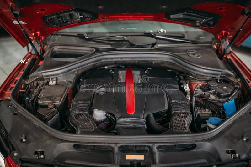 Voiture Avec Le Capot Ouvert En Service, Vue De Face Photo stock ...