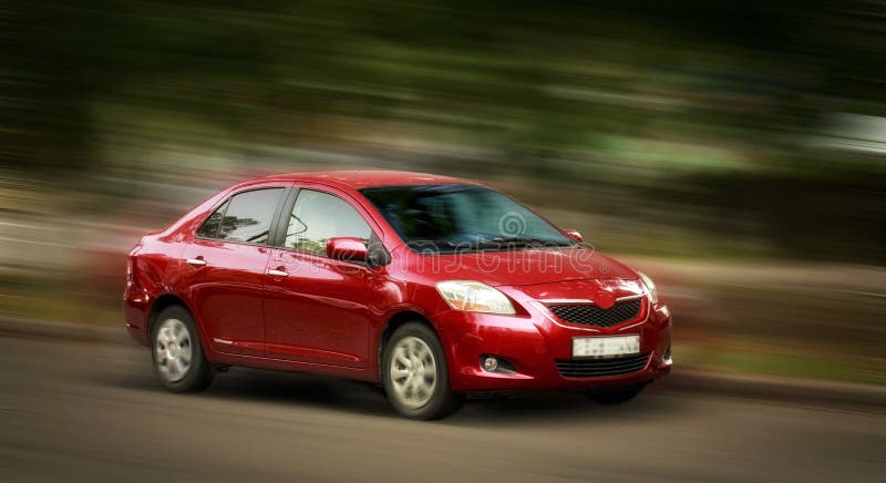 Voiture de rouge de Toyota image stock. Image du couleurs - 128408571