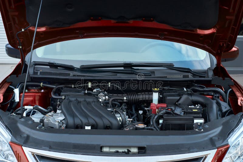 Voiture Avec Le Capot Ouvert Batterie Photo stock - Image du garage ...