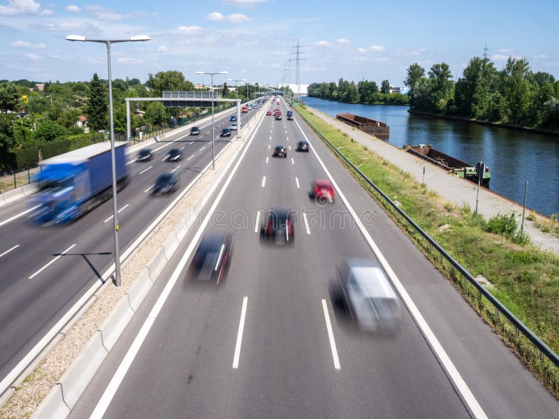Voitures sur autoroute image stock. Image du essence - 218734975