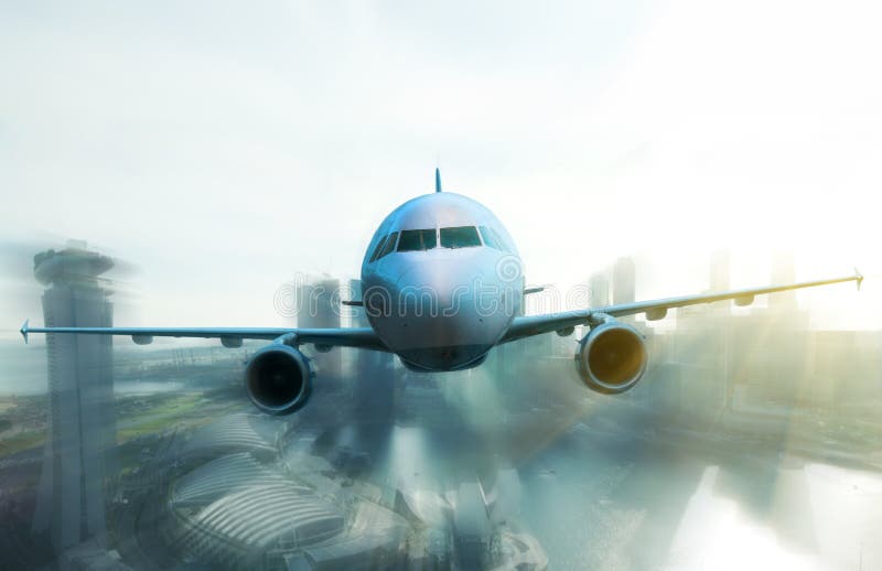 Vol Commercial D'avion Au-dessus D'une Ville Un Avion De Passager Vole ...