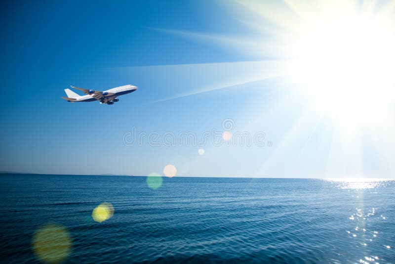Avion Volant Au-dessus De La Mer Photo stock - Image du horizontal ...