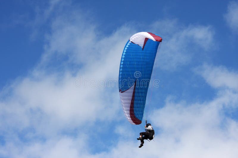Parapentiste photo stock. Image du parapentisme, transport - 28016302