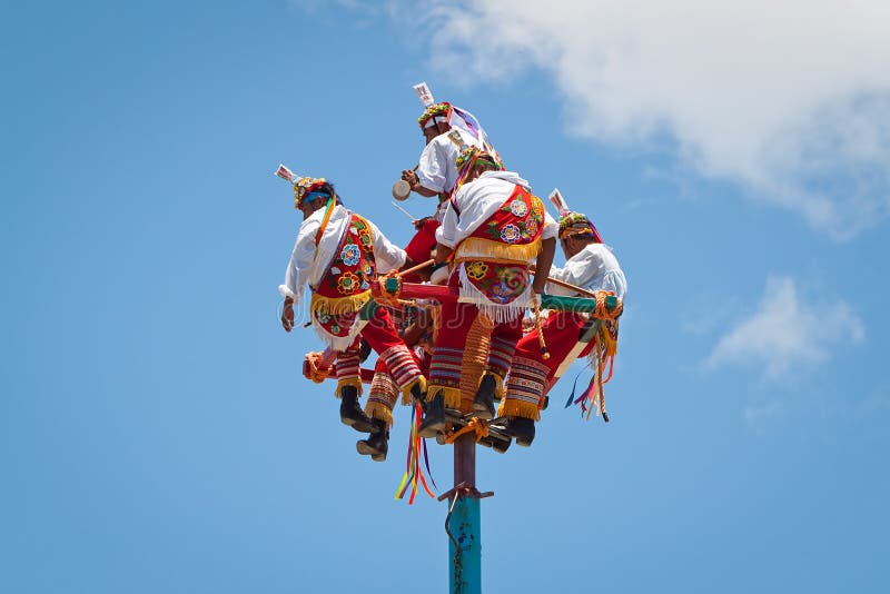 Los Voladores imagen editorial. Imagen de peligroso - 138112275