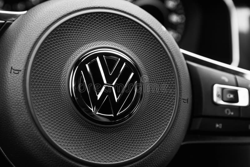 Volant avec VW de logotype photographie éditorial. Image du volkswagen ...