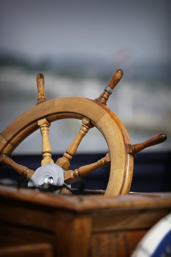 Volant de bateau image stock. Image du navigation, wooden - 9710781