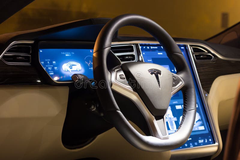 Volante E Painel Do Modelo S De Tesla Foto Editorial - Imagem de ...