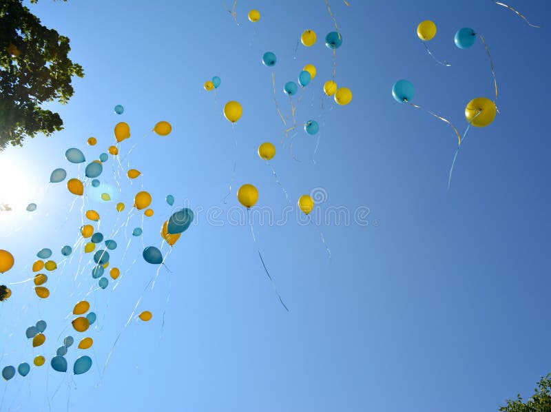 Volar Los Globos Amarillos Y Azules Imagen de archivo - Imagen de ...