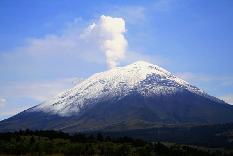Volcán con la fumarola foto de archivo. Imagen de mexicano - 2634206