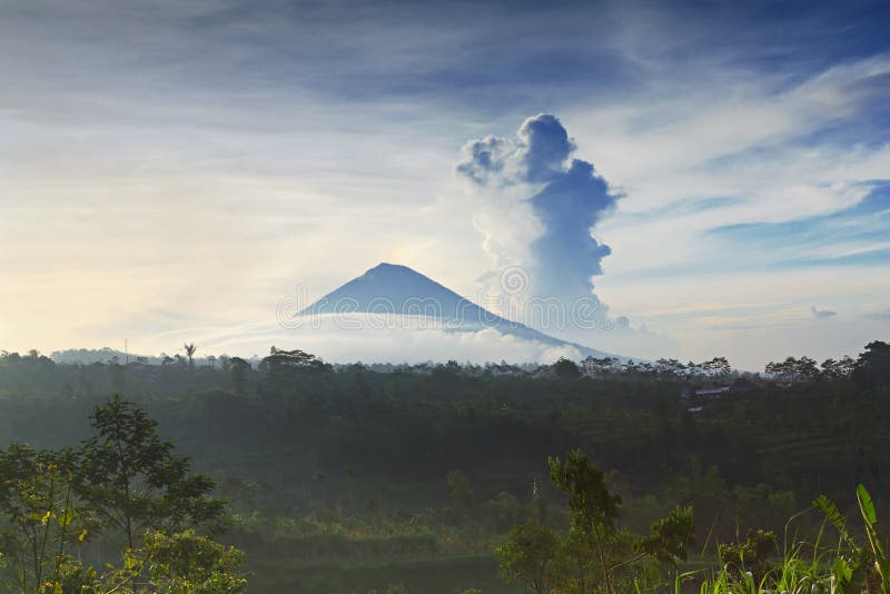 Volcán de Agung imagen de archivo. Imagen de verano, nube - 20241635