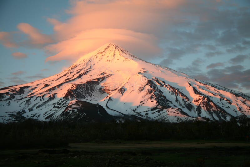 Volcán Lanin en verano foto de archivo. Imagen de cubo - 171390790