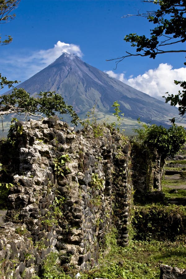 El Monte Mayon En Albay, Filipinas Foto de archivo - Imagen de turista ...