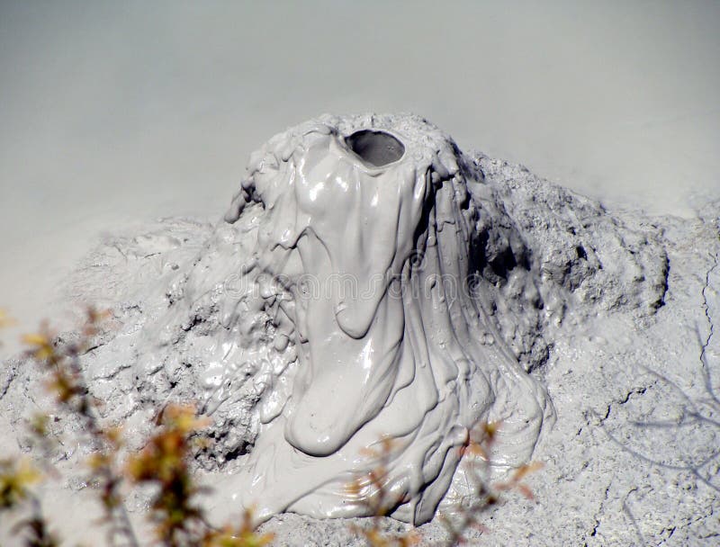Agujero Del Volcán Del Fango Foto de archivo - Imagen de fango ...