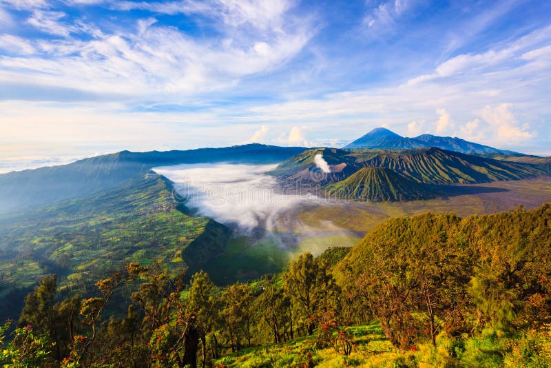Volcán En La Salida Del Sol, Java Oriental, Indonesia De Bromo Imagen ...