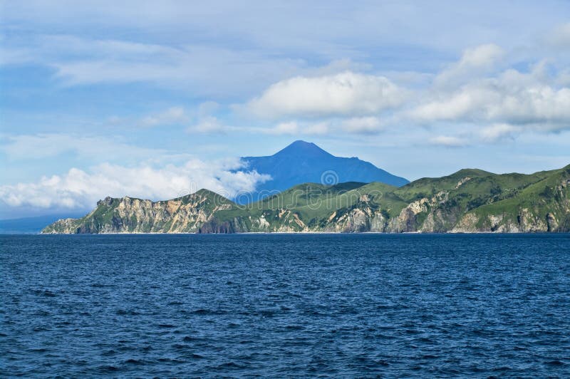 Volcán Tyatya En La Isla Kunashir, Kuriles, Rusia Foto de archivo ...