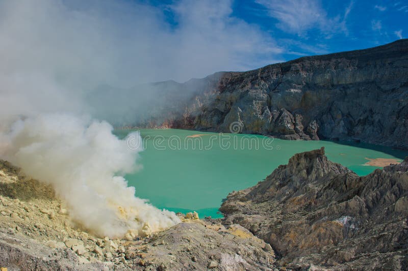 Volcan Ijen Avec Lac De Cratère Acide Turquoise Image stock - Image du ...