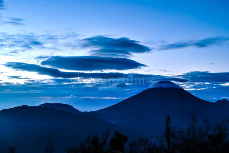 Volcan De Sindoro Dans Java-Centrale Pendant Le Lever De Soleil Sur La ...