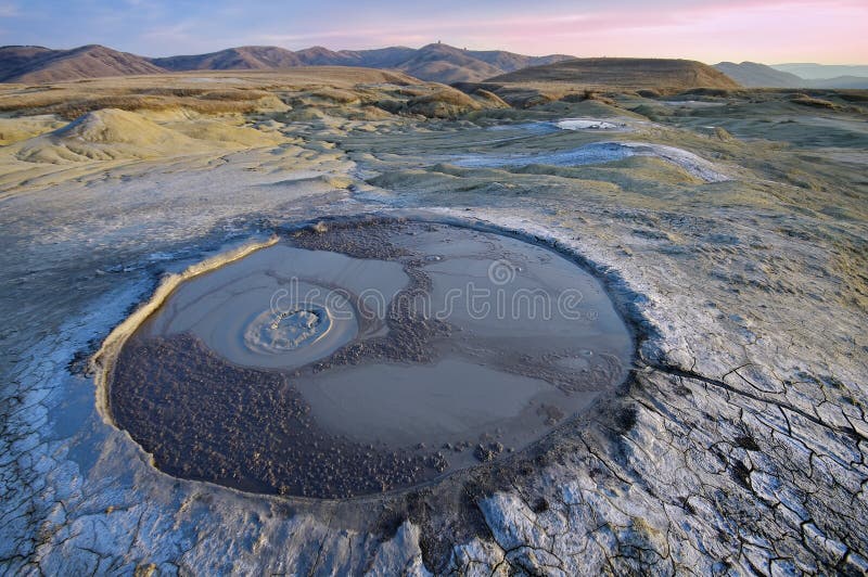 Paisaje De Los Volcanes Del Fango Foto de archivo - Imagen de arcilla ...