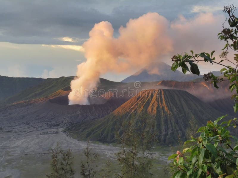 Volcano Mount Bromo Eruption, Java Indonesia Do Leste Foto de Stock ...