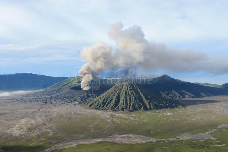 Volcano Mount Bromo Eruption, Ost-Java Indonesia Stockbild - Bild von ...