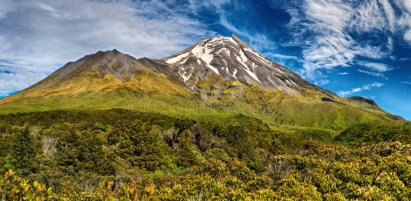 Vulkan Taranaki Bedeckt in Den Wolken, Neuseeland Stockbild - Bild von ...
