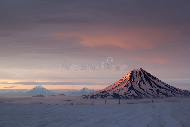 Volcano Vilyuchinsky Tijdens Zonsondergang Kamchatka, Rusland Stock ...