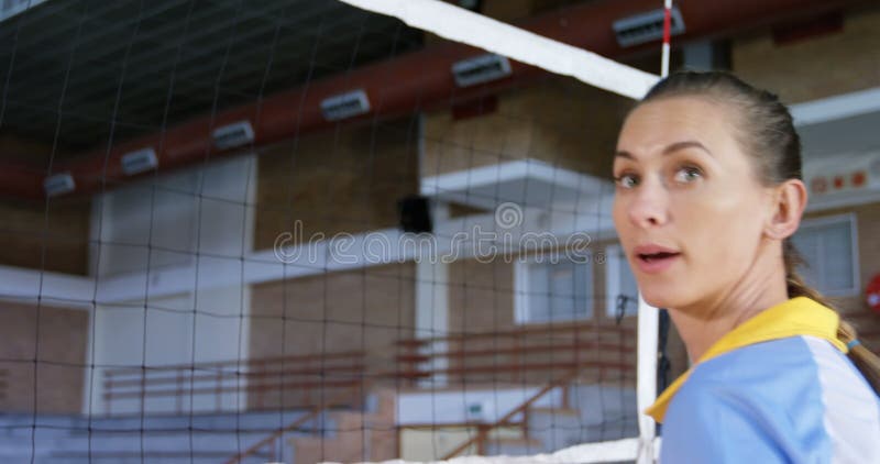 Voleibolista Joven Practicando Voleibol En La Cancha 4k Imagen de ...