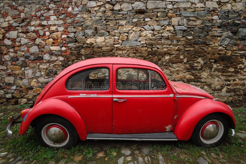 Volkswagen Beetle rojo fotografía editorial. Imagen de potencia - 119520892
