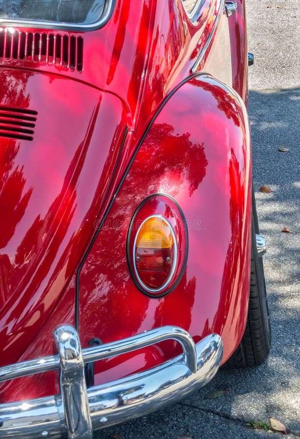 Volkswagen Beetle rojo foto de archivo. Imagen de época - 71740046