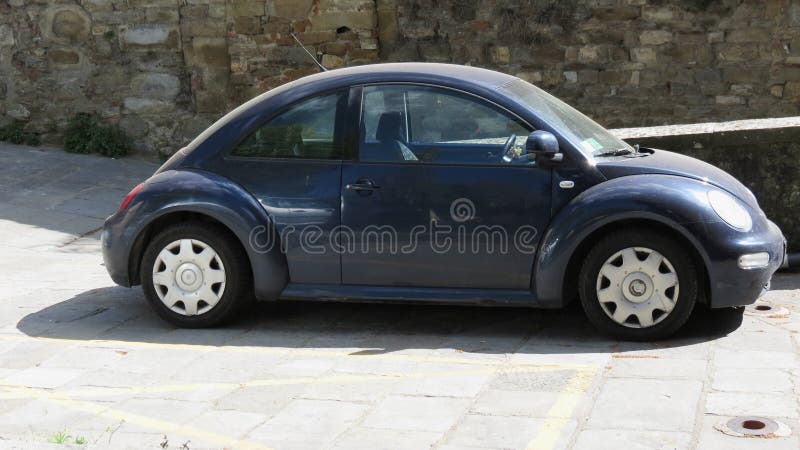 141 Volkswagen New Beetle Azul Fotos de stock - Fotos libres de ...