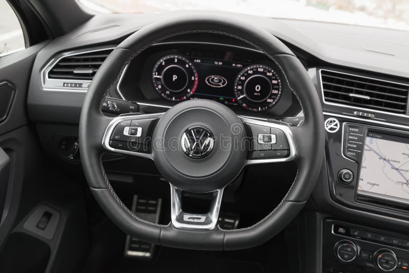 Volkswagen Tiguan, 4x4 R-línea Interior Fotografía editorial - Imagen ...