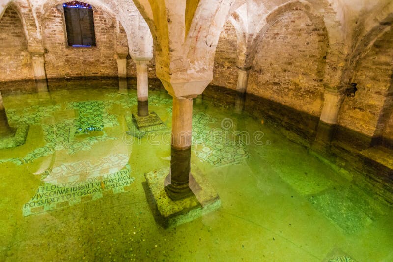 Krypta-Spalten stockfoto. Bild von europa, christentum - 20883034
