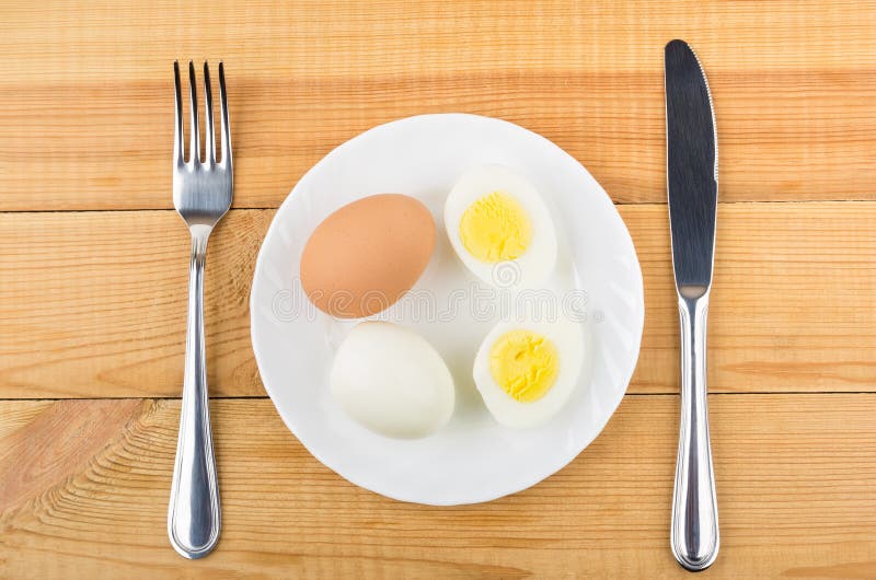 Gekochte Volle Eier Und Gehacktes Ei, Messer Auf Plastikbrett Stockbild ...