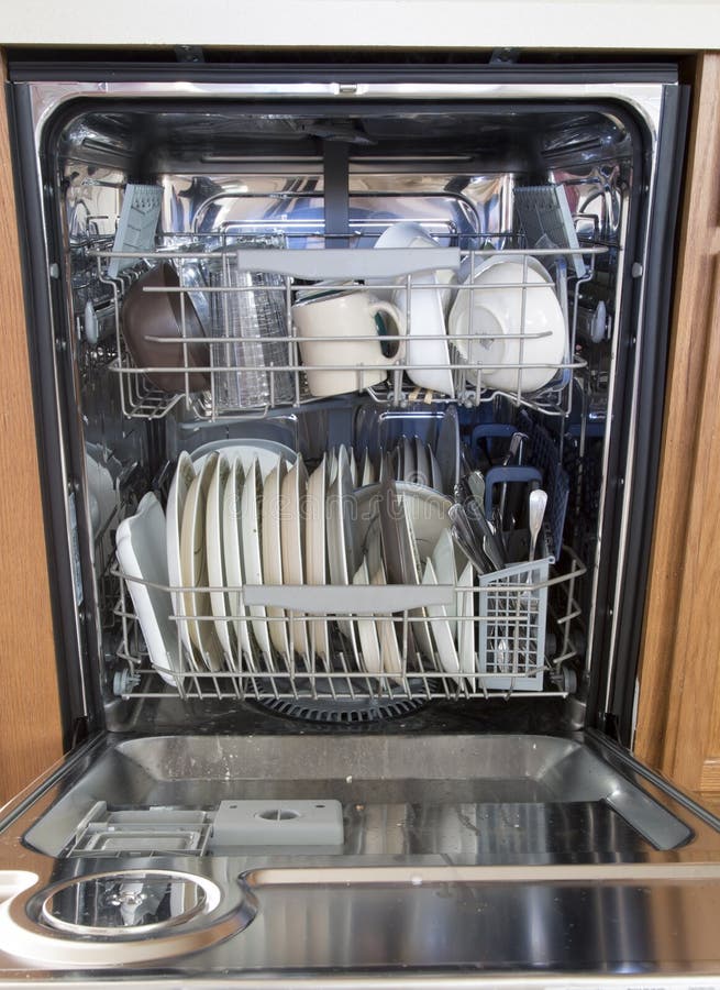 Volledige afwasmachine stock afbeelding. Image of platen - 143299875